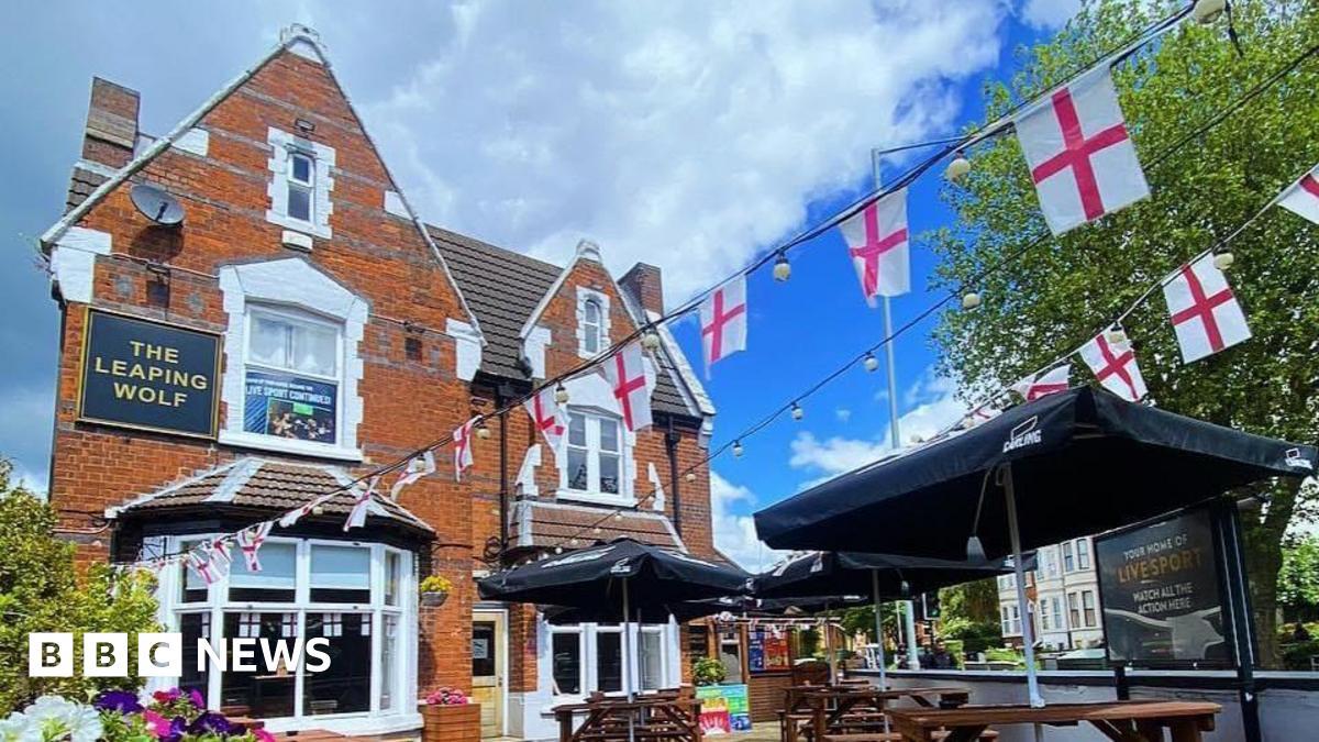 Wolverhampton pub to hold Wolves themed bank holiday event - BBC News