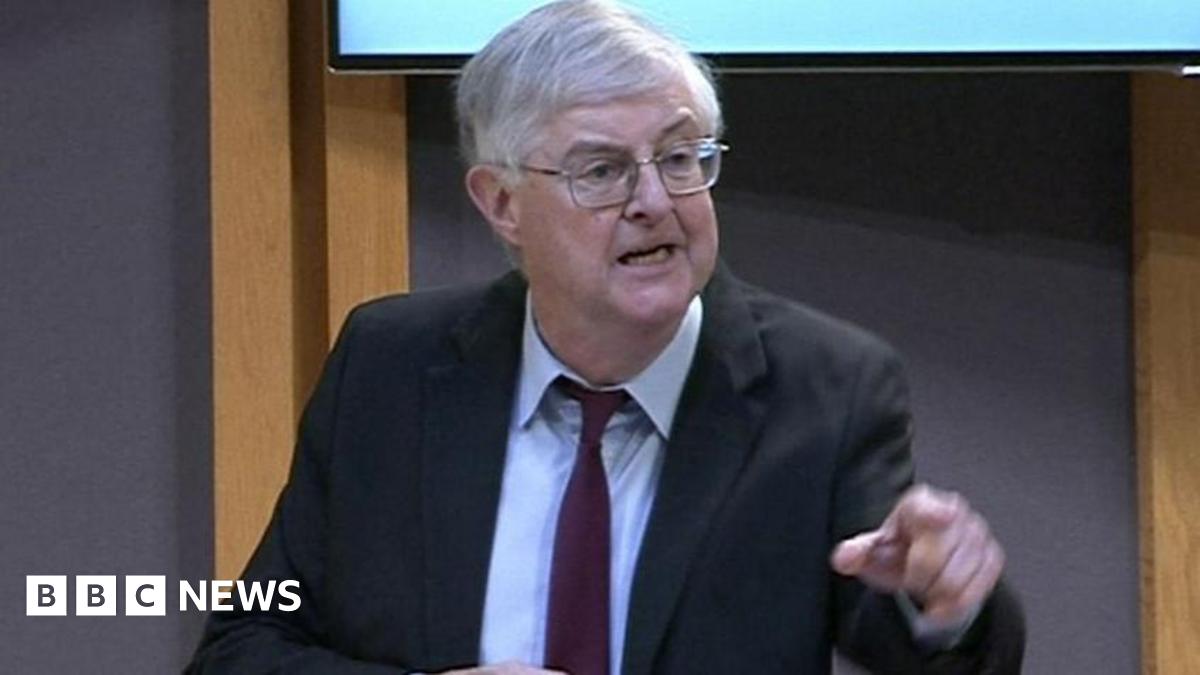 Mark Drakeford attacks Labour minister over school year - BBC News