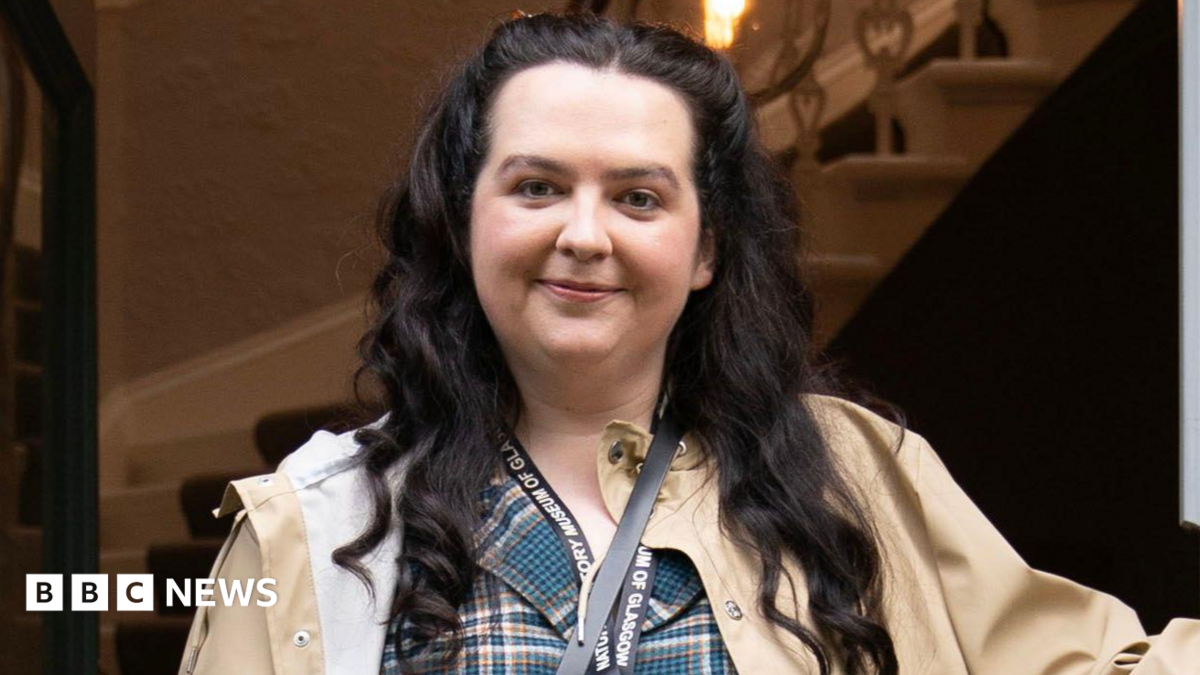 'Playing an autistic character helped me unmask myself' - BBC News