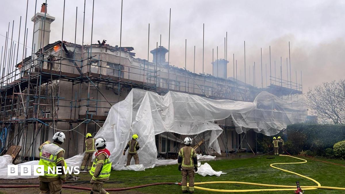 Headley: Large fire tears through Grade II listed building - BBC News