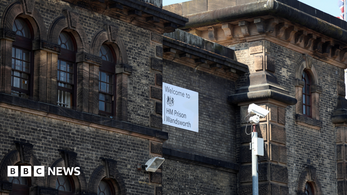 More prisoners to be released early to ease overcrowding - BBC News