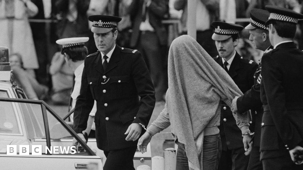 Sex attacker Malcolm Fairley dubbed 'The Fox' dies in prison - BBC News