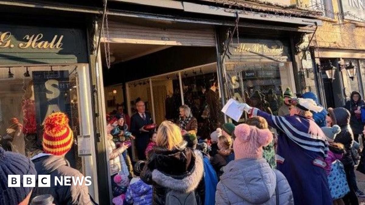 Driffield crowds brave cold to keep New Year Scrambling tradition - BBC ...