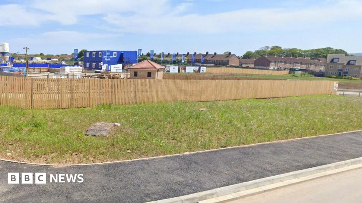 Eastfield: Youths attack police with bricks and stones - BBC News