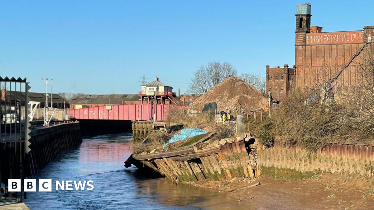 River Hull traffic suspended as bank's supports collapse - BBC News