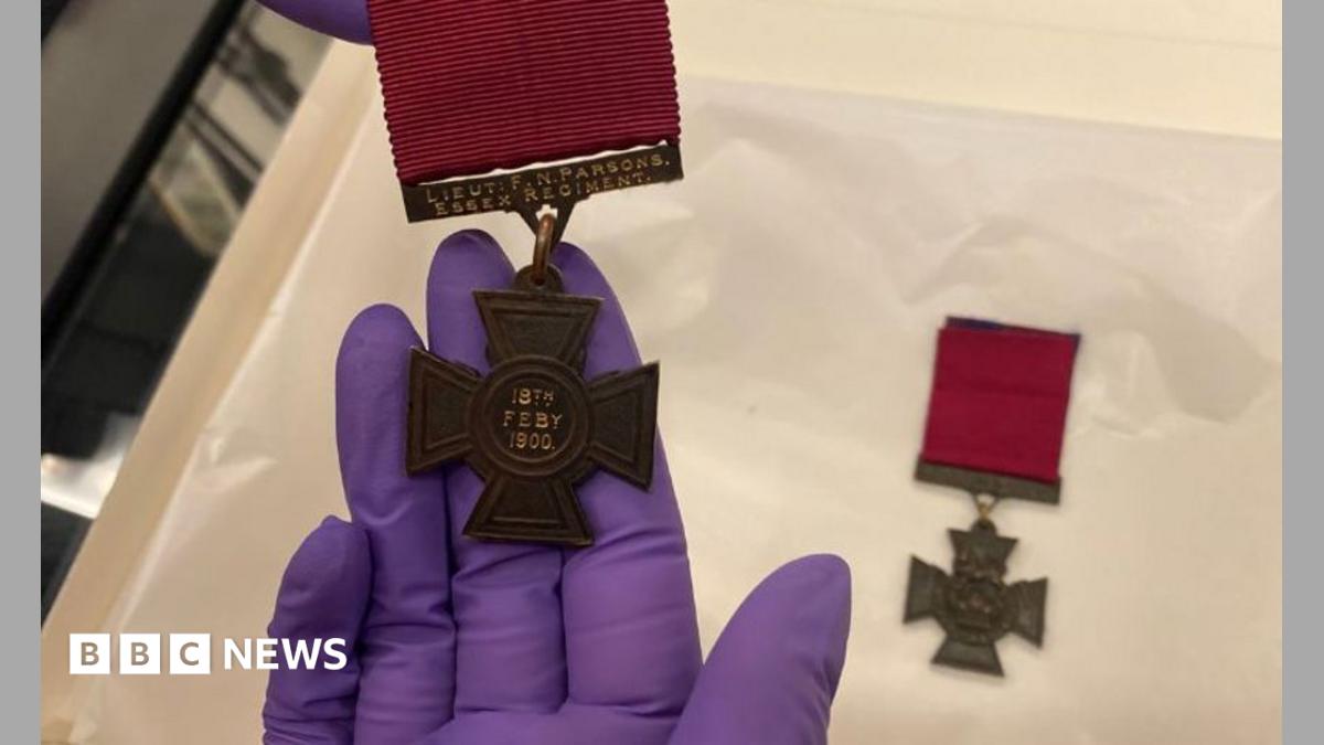 Victoria Cross medals returned months after disappearance - BBC News