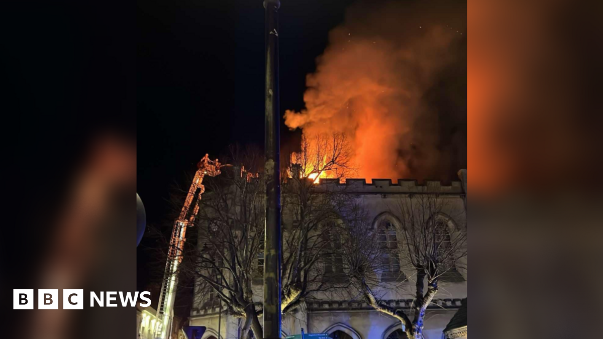 Fire damages roof of listed former court building in Sleaford - BBC News