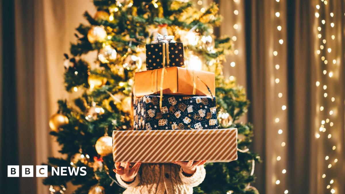 Instagram trends increase Christmas pressure, say parents - BBC News