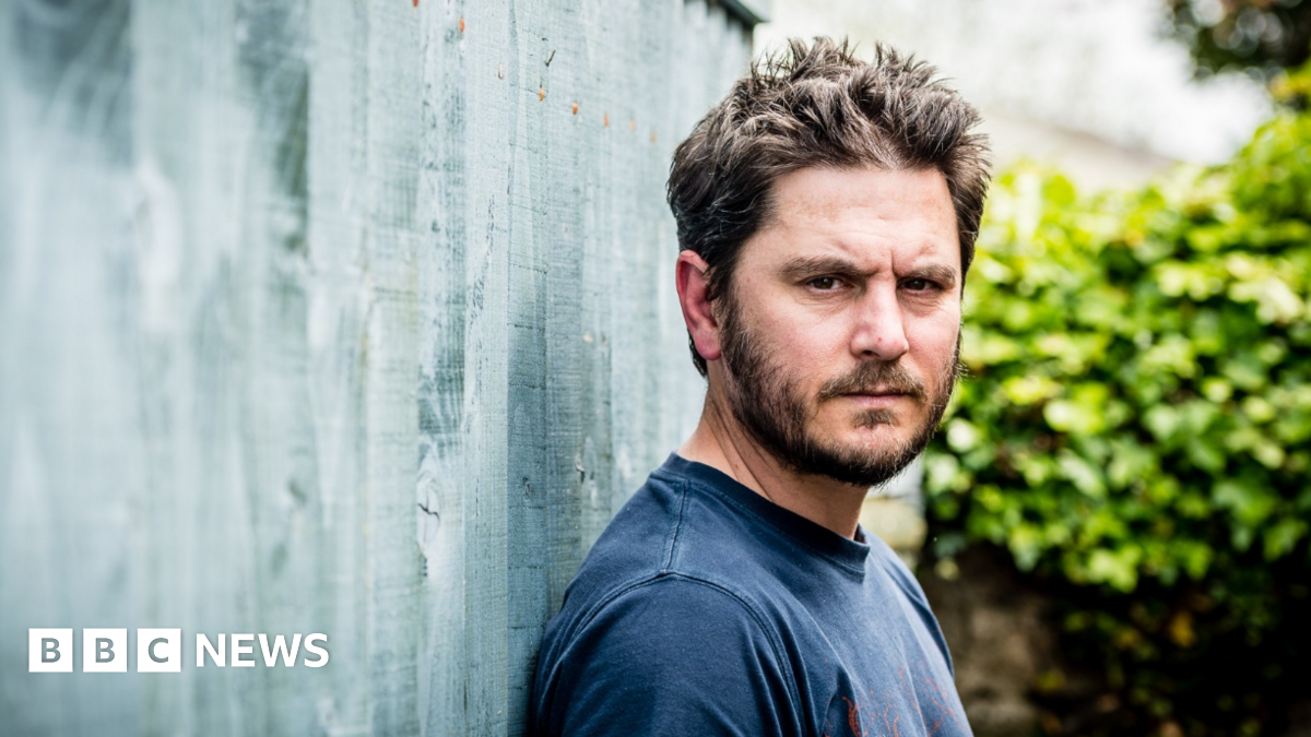 Devon veteran's years of struggle after leaving Army - BBC News