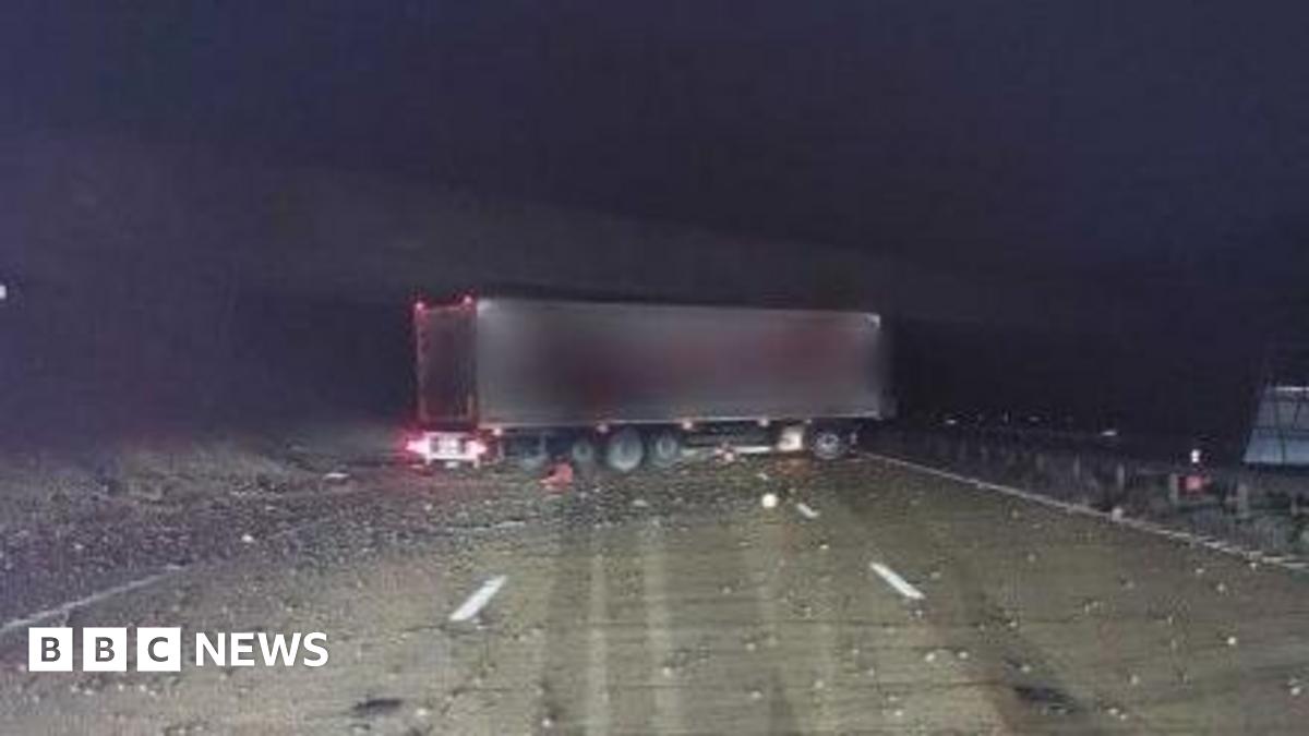Kent: M20 reopened after lorry strikes bridge - BBC News