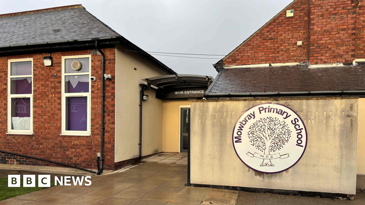 Mowbray Primary School in Northumberland closes due to cracking - BBC News
