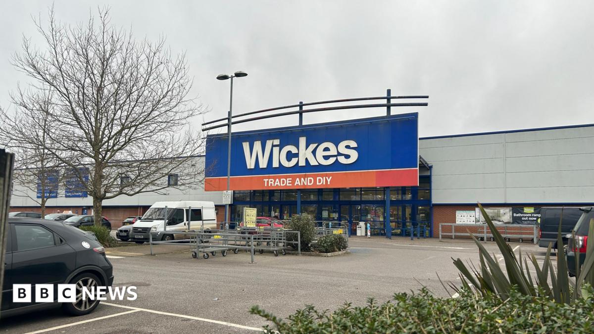 Southampton Wickes: Store to be split in two and used for Aldi - BBC News