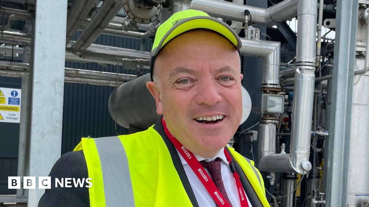 Sheffield gets funding boost for green jet fuel research - BBC News