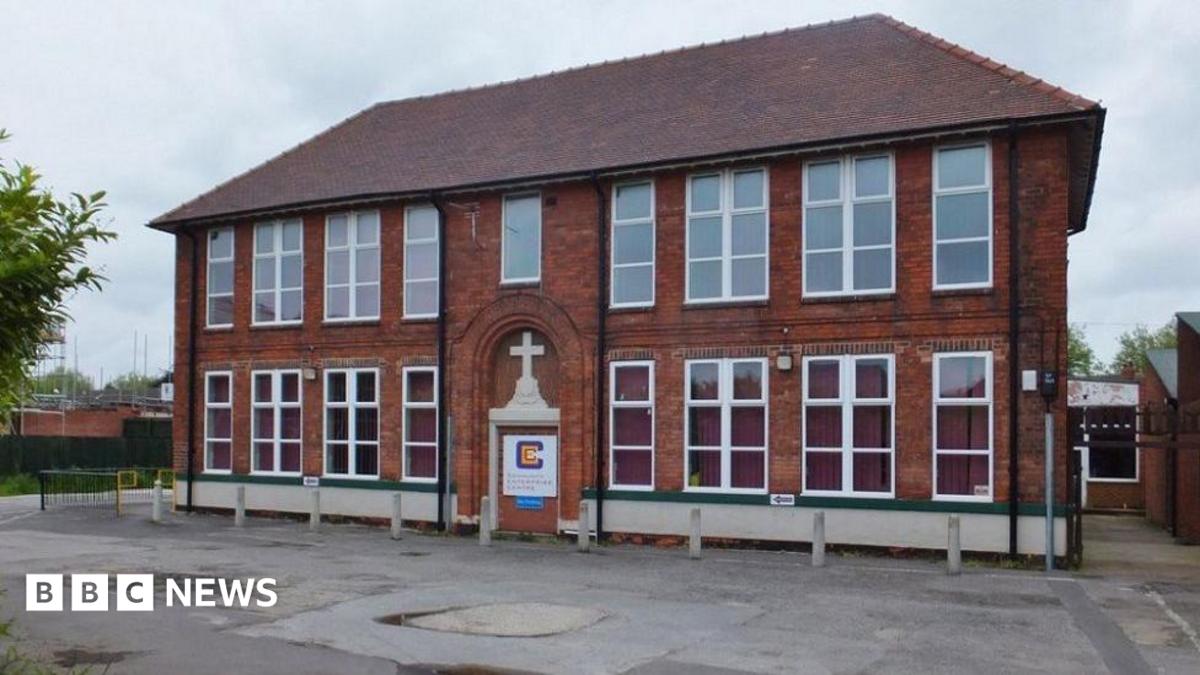 Former Hull Grammar School could transform into student housing - BBC News