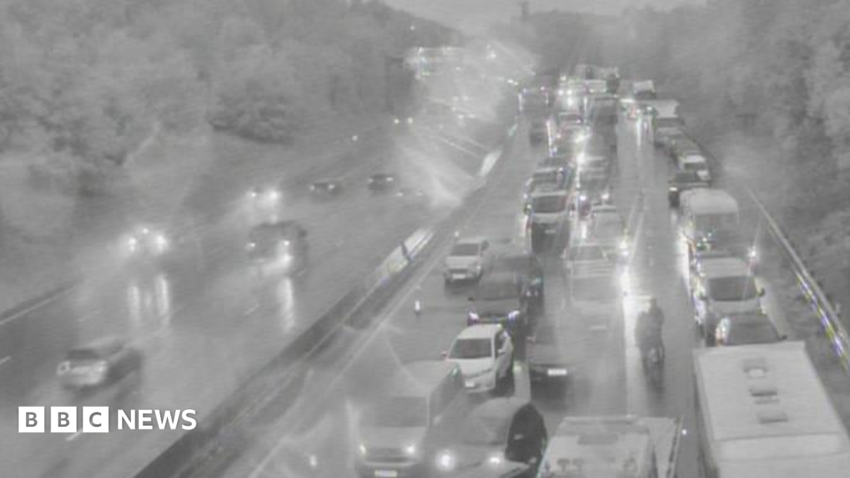 M25 closed clockwise near Epping after serious collision - BBC News