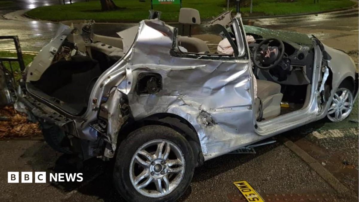 Hull: Girl, 15, seriously injured in Hessle Road police pursuit - BBC News