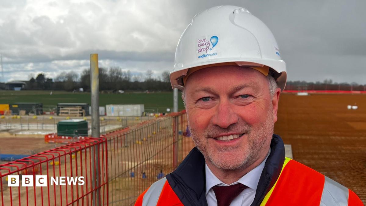 Steve Reed visits new Suffolk storage reservoir - BBC News