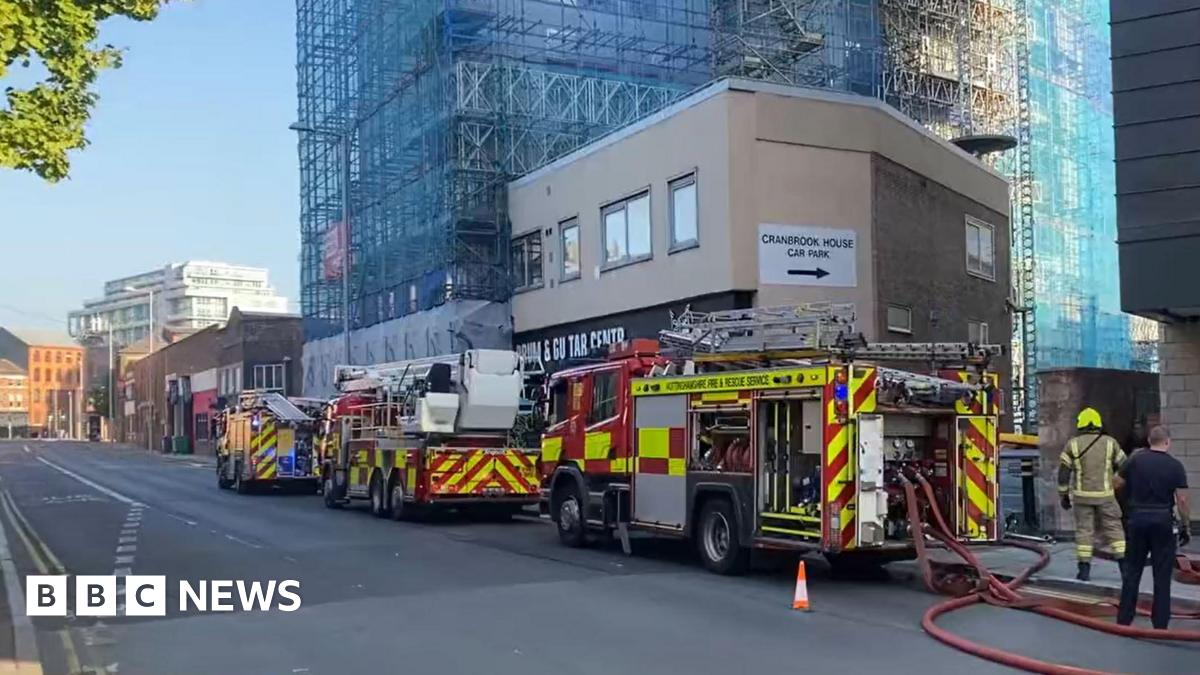 Nottingham: Fire crews tackle blaze at block of flats - BBC News