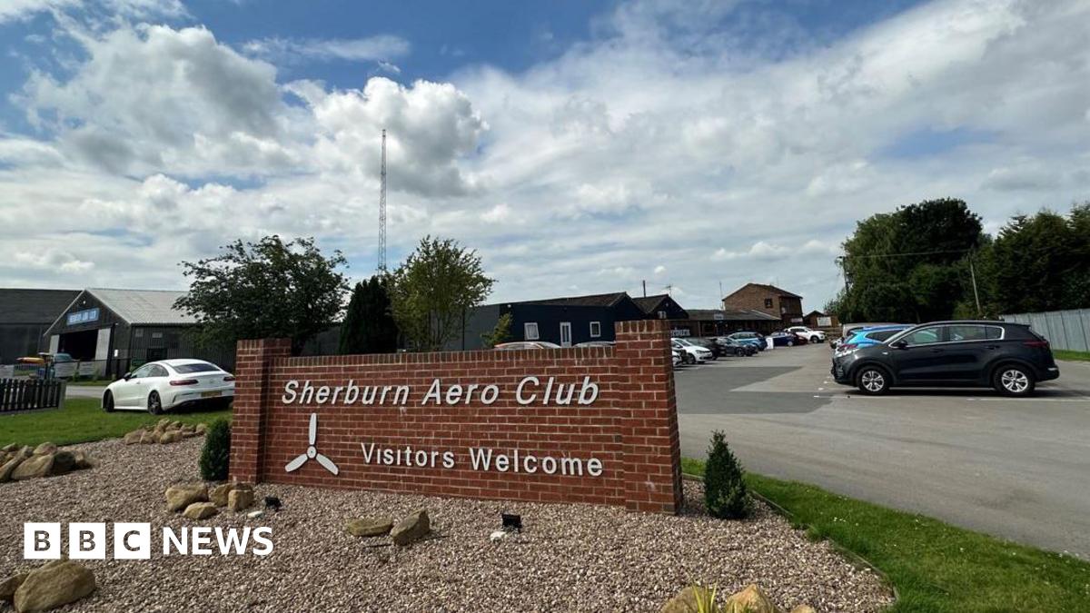 Sherburn-in-Elmet: Two-seater aircraft crashes during landing - BBC News