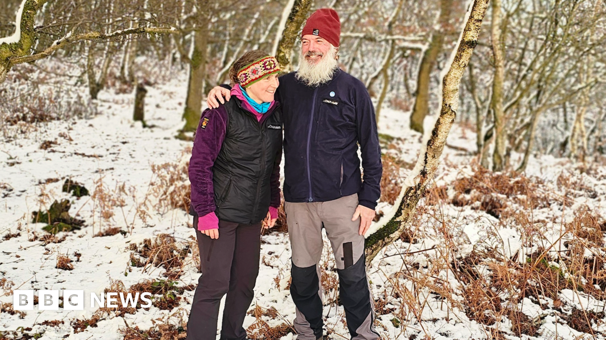 Somerset couple to trek 7,300 miles along Britain's coastline - BBC News