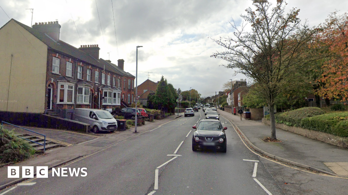 Dunstable crash sees man in his 40s die after being hit by car - BBC News