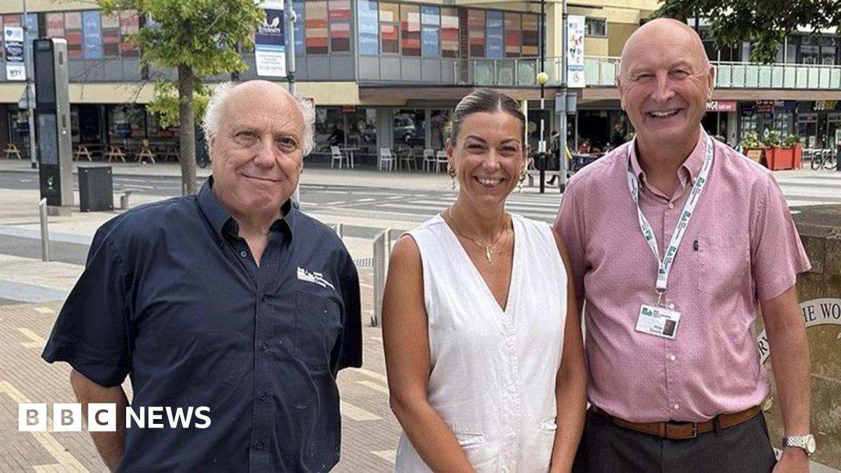 North Northants Council's long-serving 'superstars' praised - BBC News