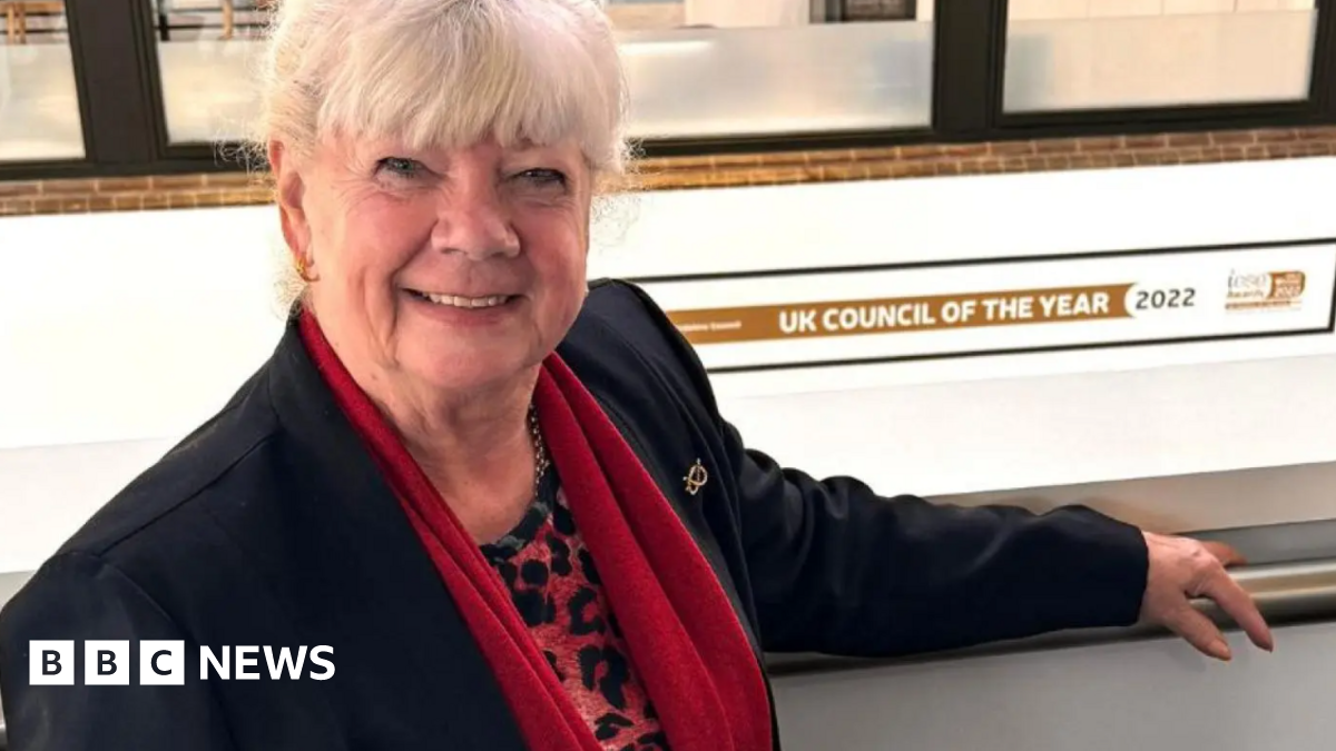 South Staffordshire Council appoints first female leader - BBC News