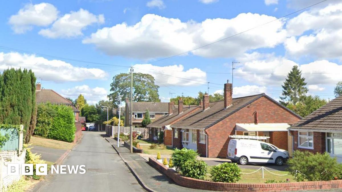 Penn: Attempted murder arrests after boy stabbed in leg - BBC News