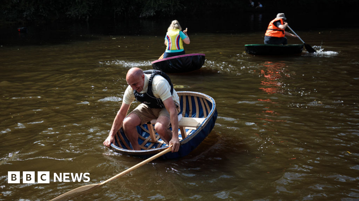 Coracle regatta opens Ironbridge World Heritage Festival - BBC News