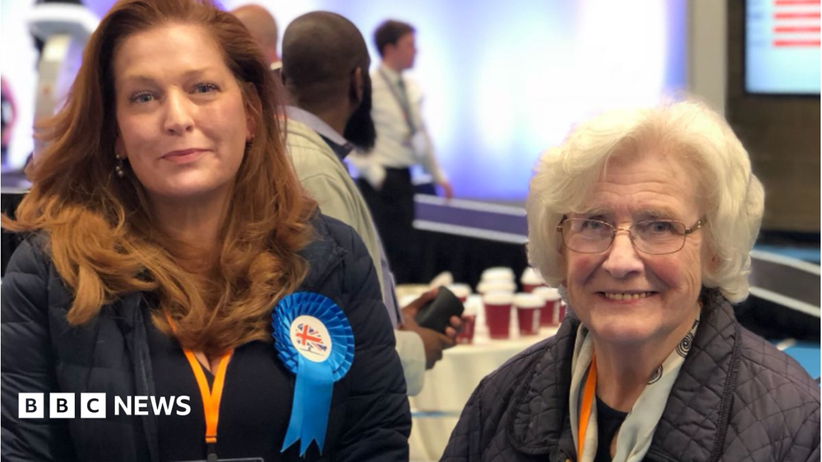 Ex-Wolverhampton MP pays tribute to former councillor mother - BBC News