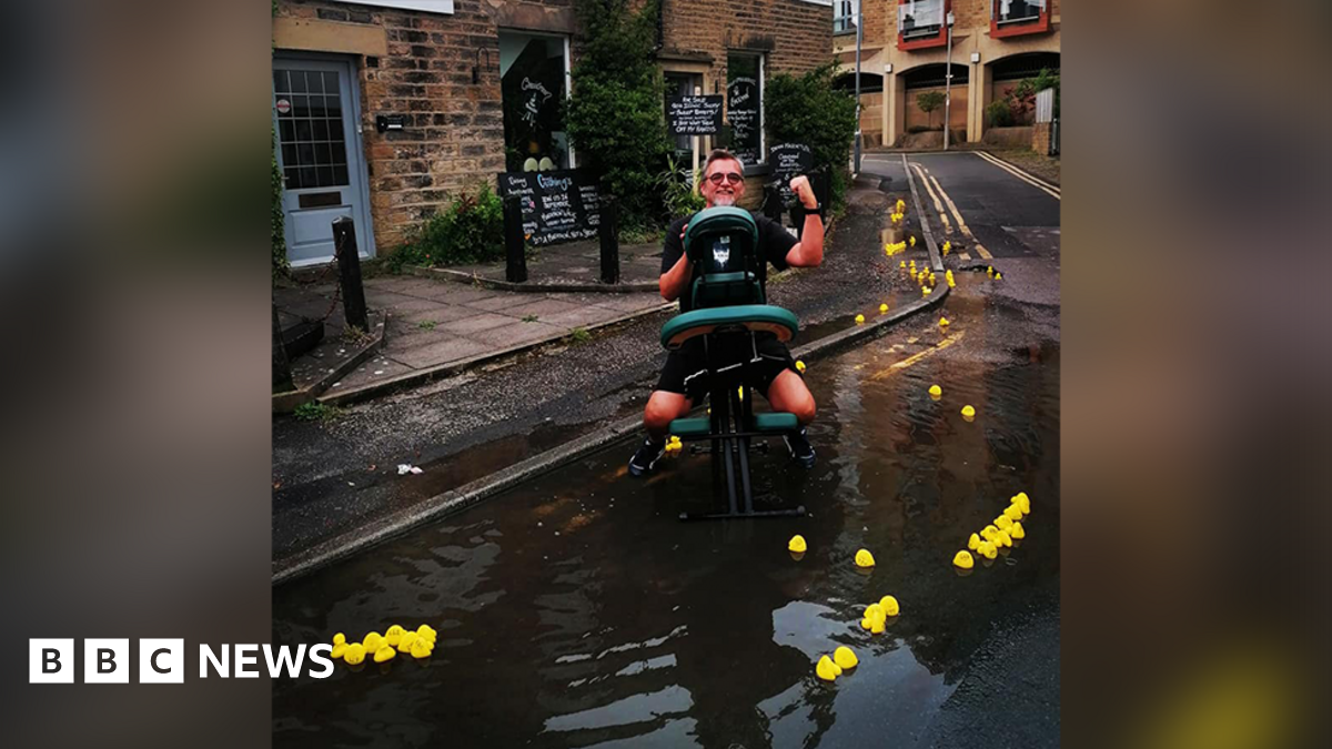 Long-standing leak fixed thanks to Skipton man's rubber ducks - BBC News