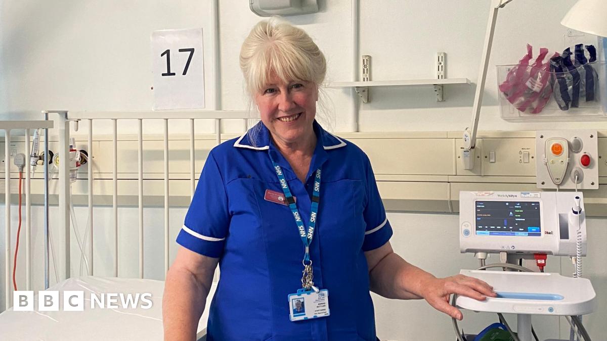 Basildon Hospital nurse marks 52 years of working in the NHS - BBC News
