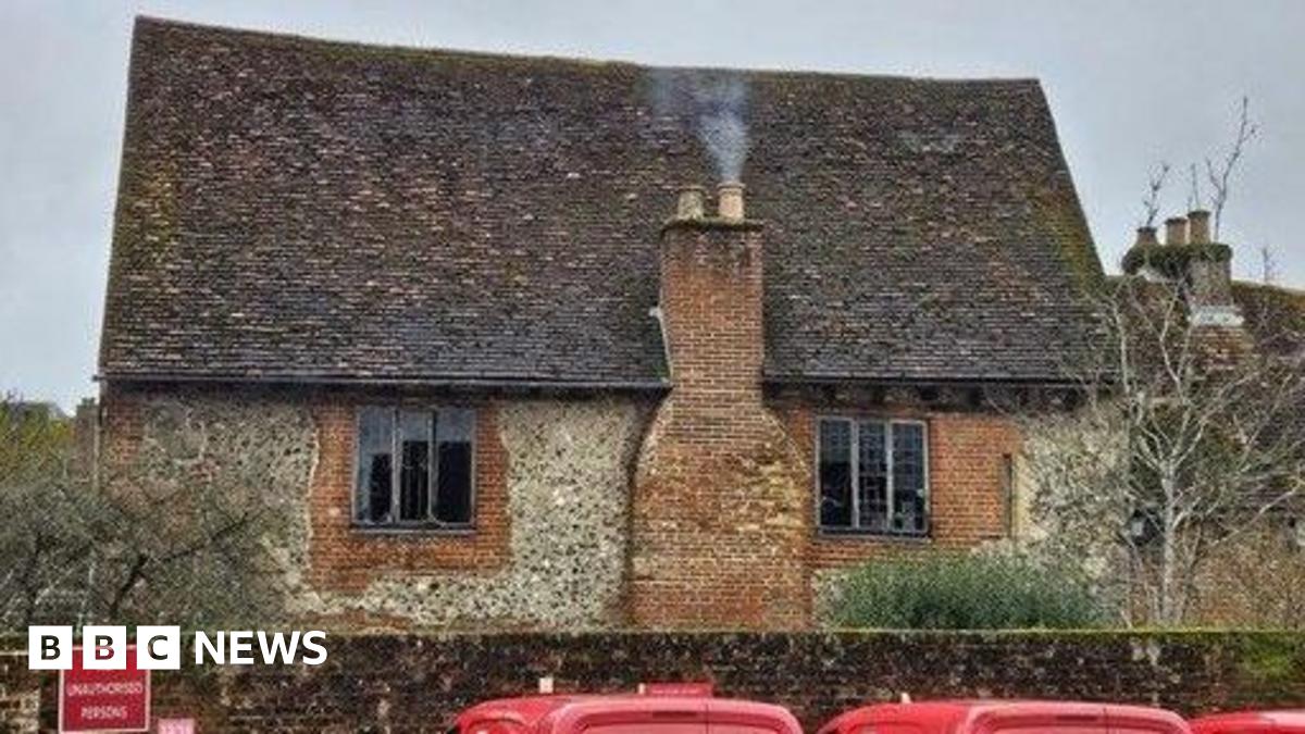 'Devastating' fire extinguished at Romsey medieval house - BBC News