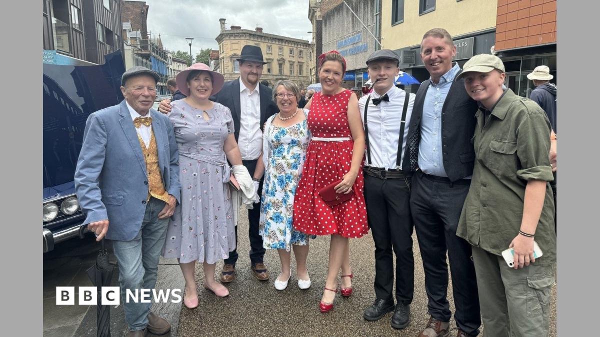 Gloucester Goes Retro welcomes hundreds of classic cars to city - BBC News