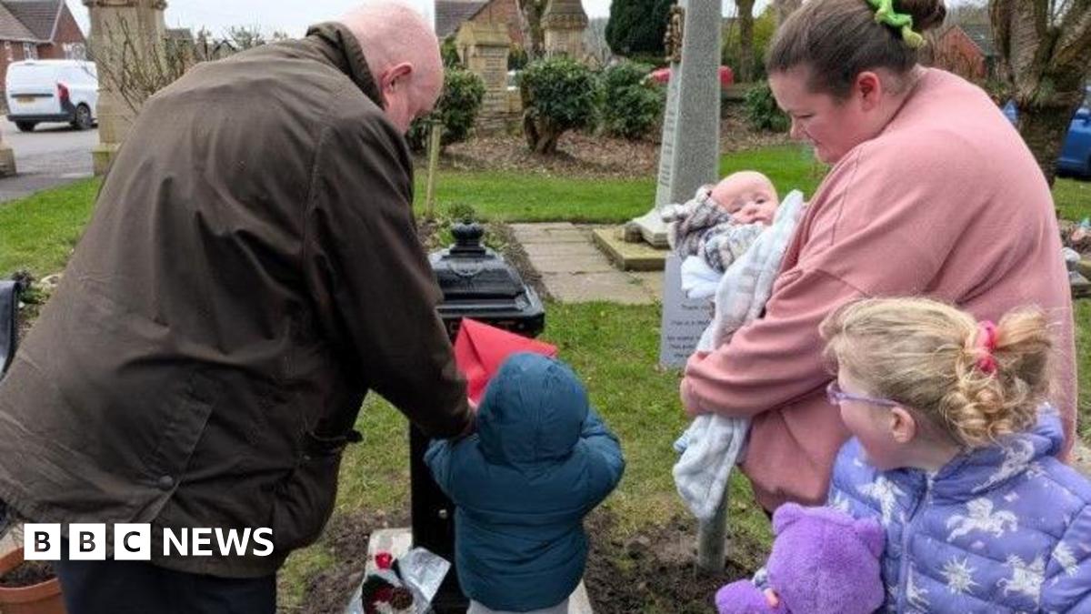 Bury: Post box opens at cemetery to help bereaved process grief - BBC News