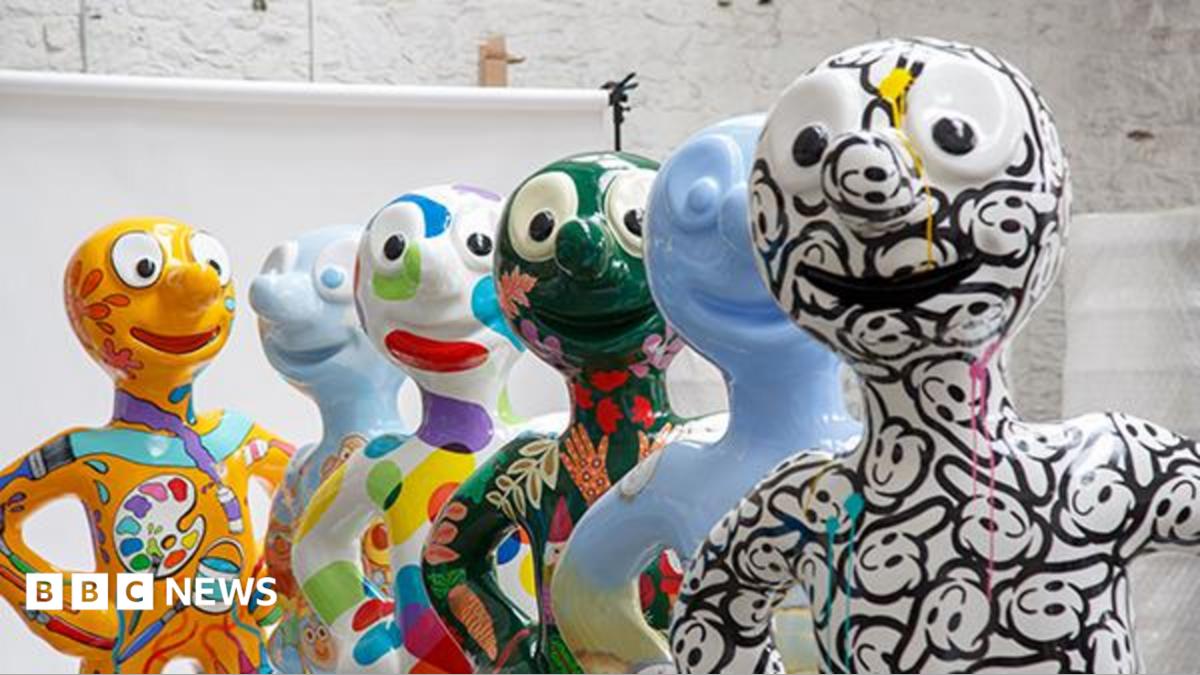 Human-sized Morph sculptures arriving in central London - BBC News
