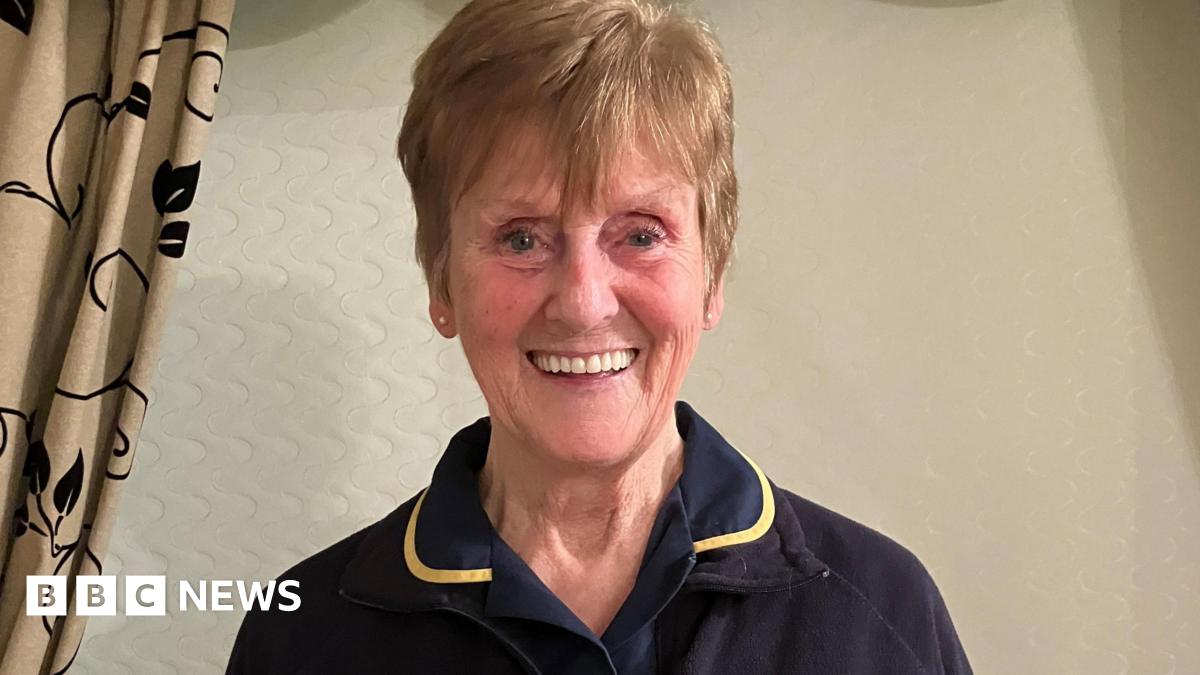 Grimsby nurse with 60 years' service has no plans to retire - BBC News