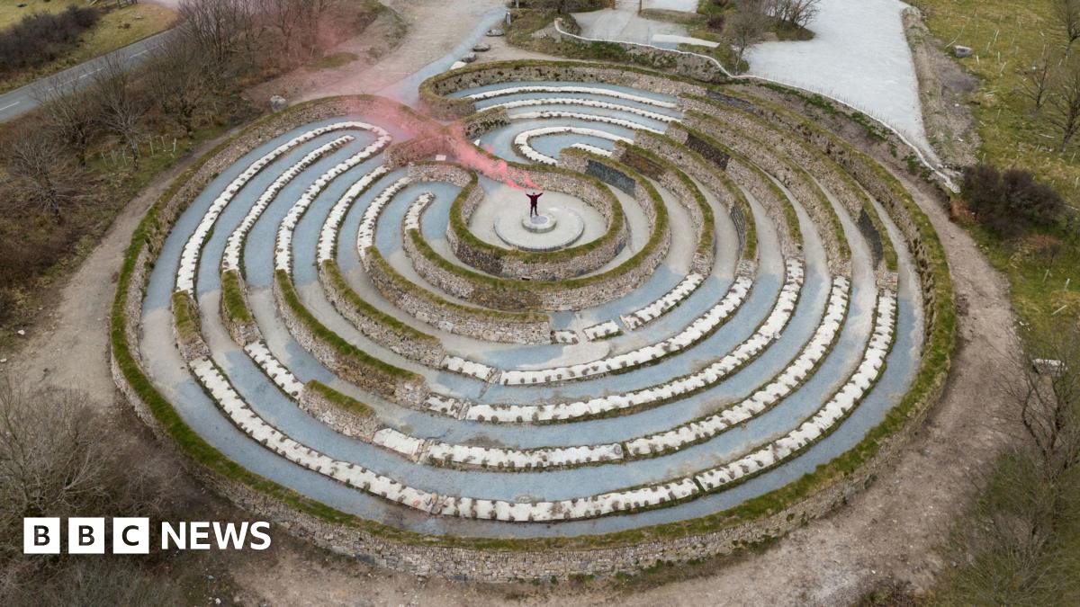 Cornish labyrinth welcomes 6,000 visitors in first 3 weeks - BBC News