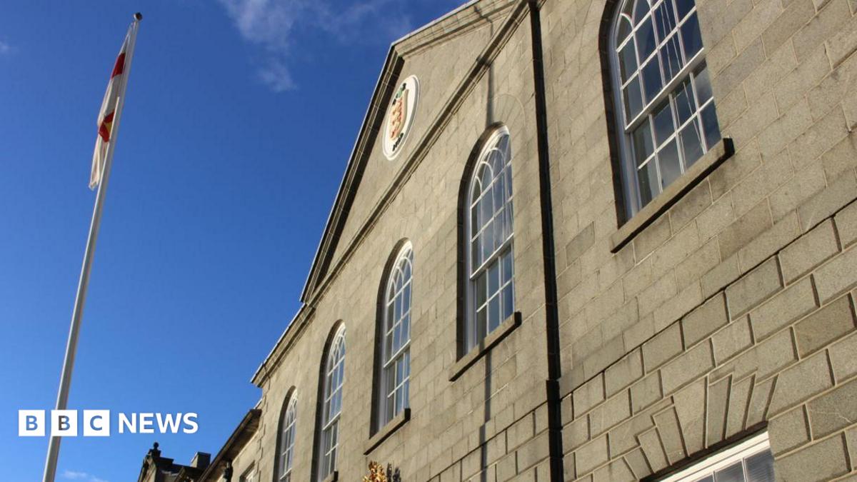More people working part-time, Guernsey States report finds - BBC News