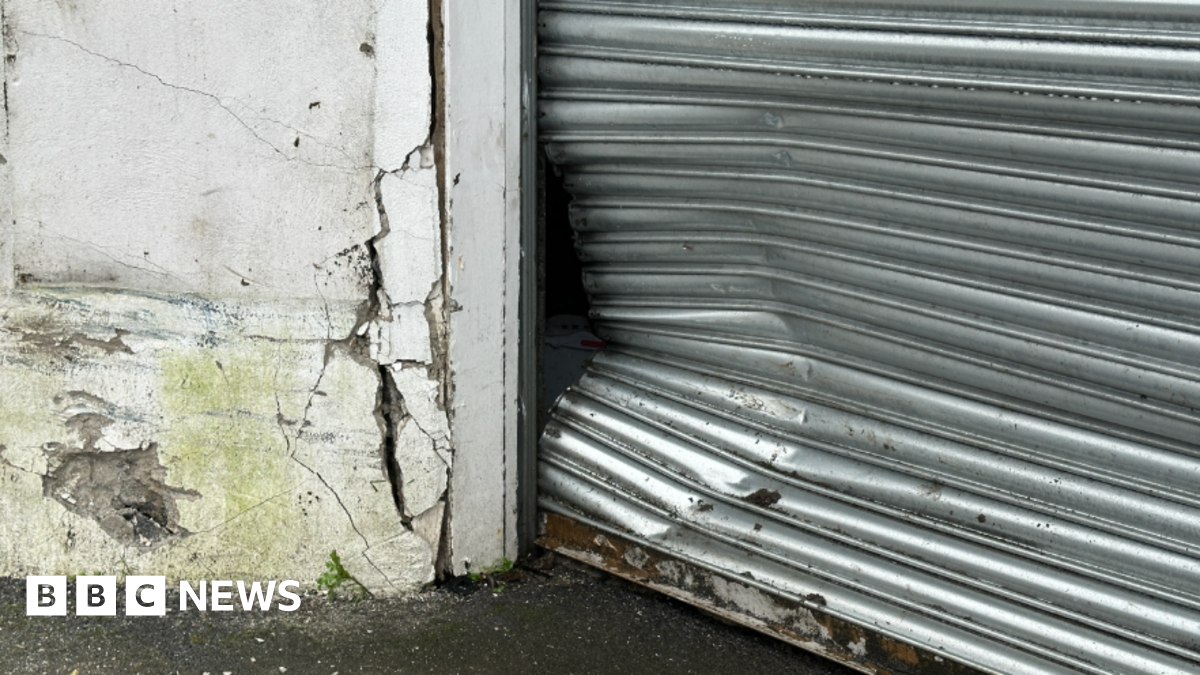 Police appeal after car crashes into building in Bodmin - BBC News