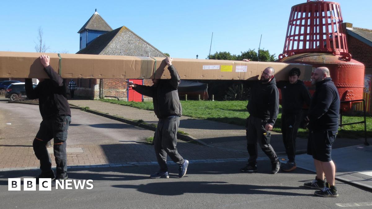 Harwich's Electric Palace cinema has new screen installed - BBC News