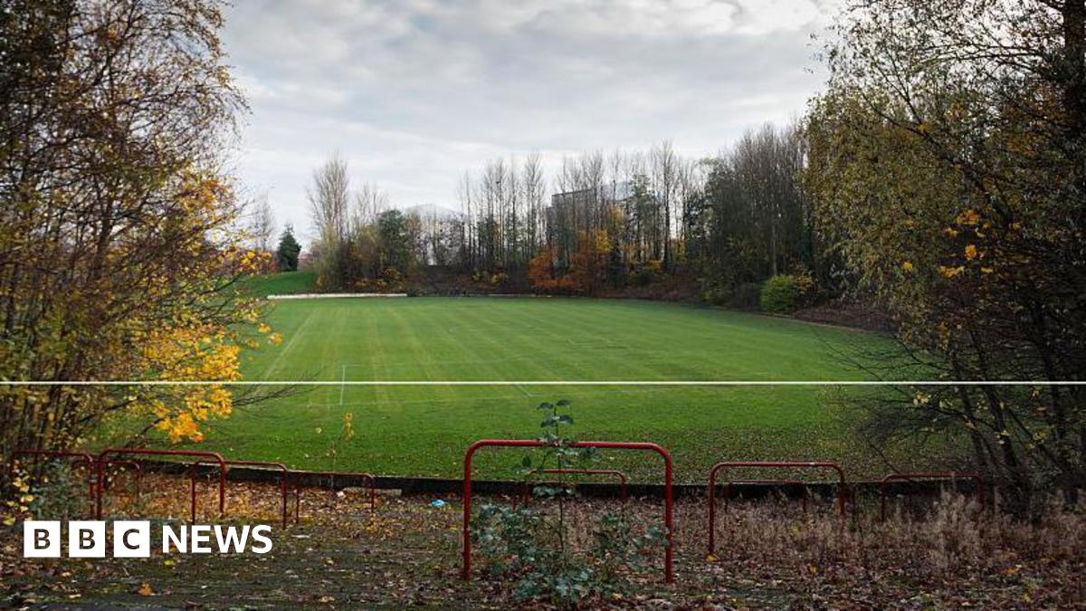Football pitch fence plan for Cathkin Park faces backlash - BBC News