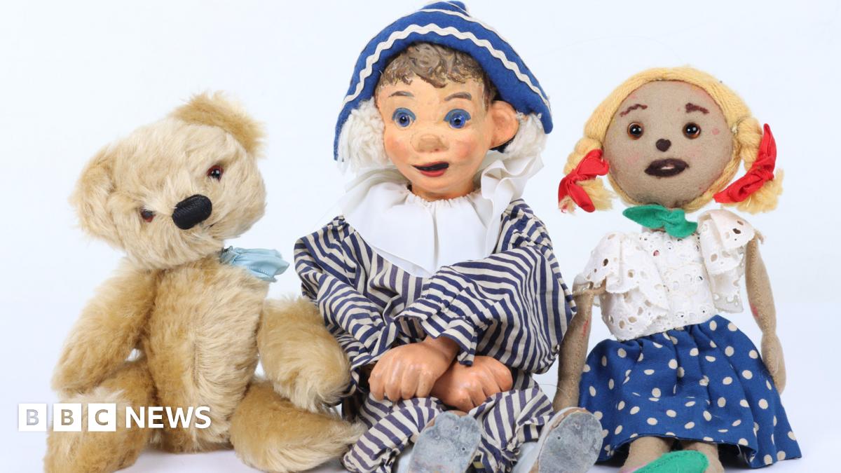 Original Andy Pandy, Looby Loo and Teddy puppets up for auction - BBC News
