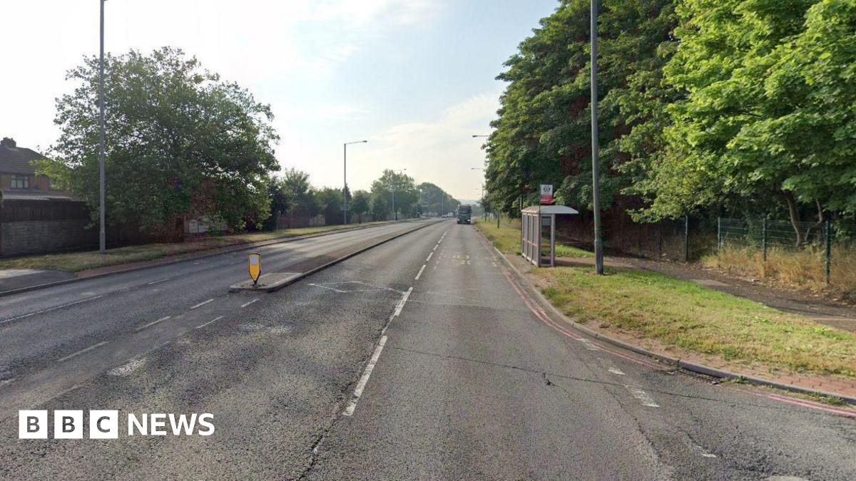 Man, 27, dies in Tividale motorbike crash - BBC News