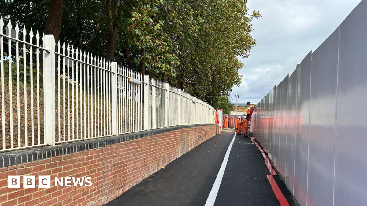 Walkway 'key milestone' for Botley Road timeline - Network Rail - BBC News