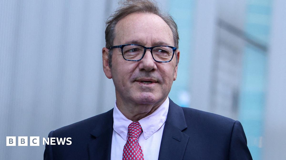 Kevin Spacey says he was 'too handsy’ in the past - BBC News