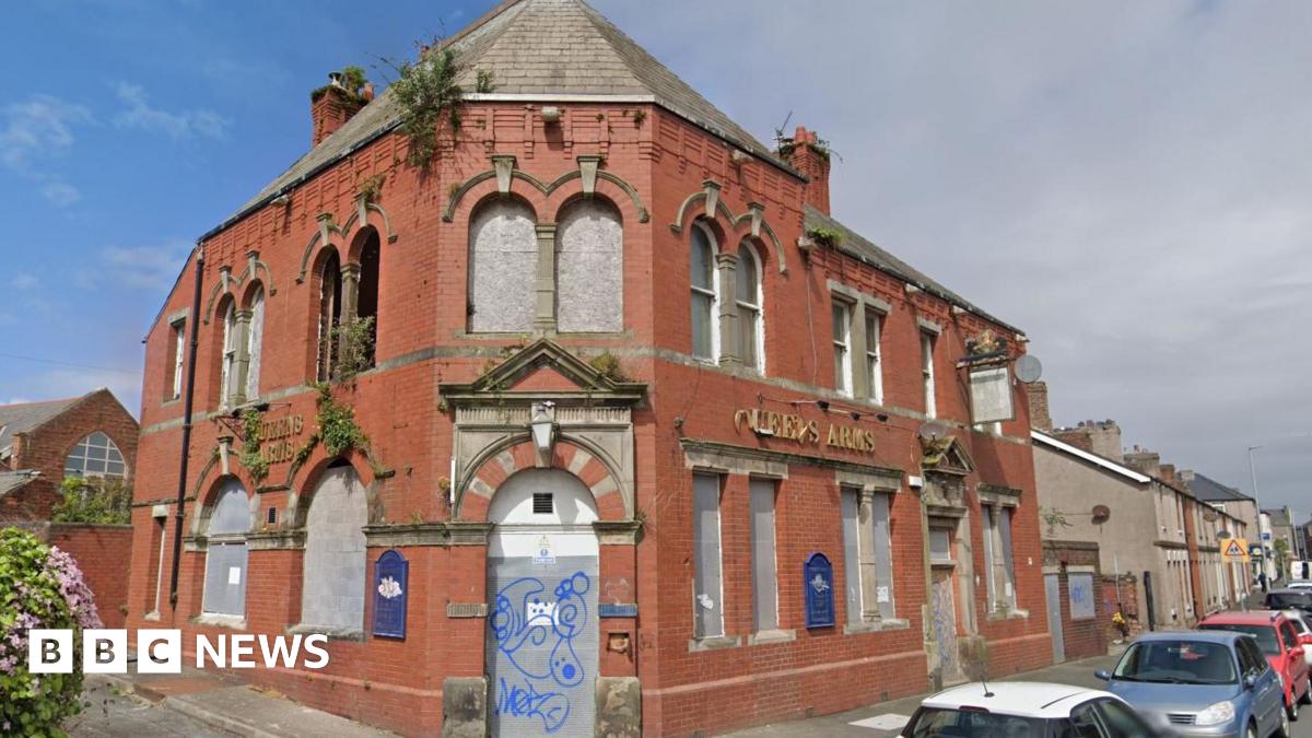Keeping derelict 1850s pub in Barrow 'not practical' - BBC News