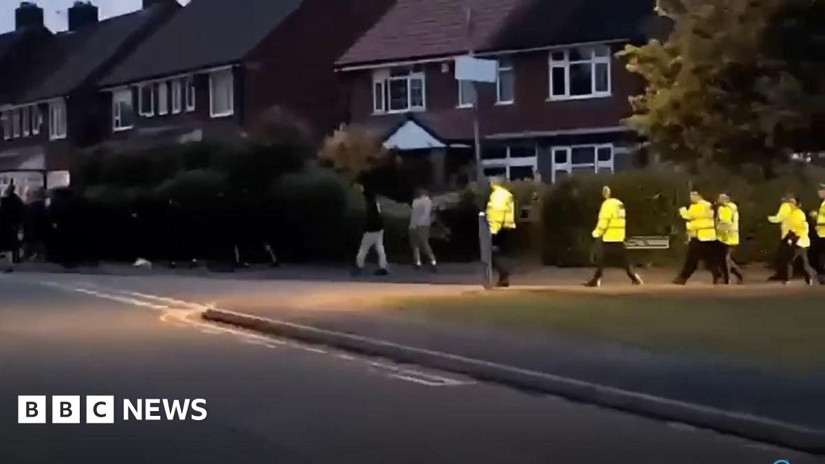 Police disperse groups near Solihull mosque - BBC News