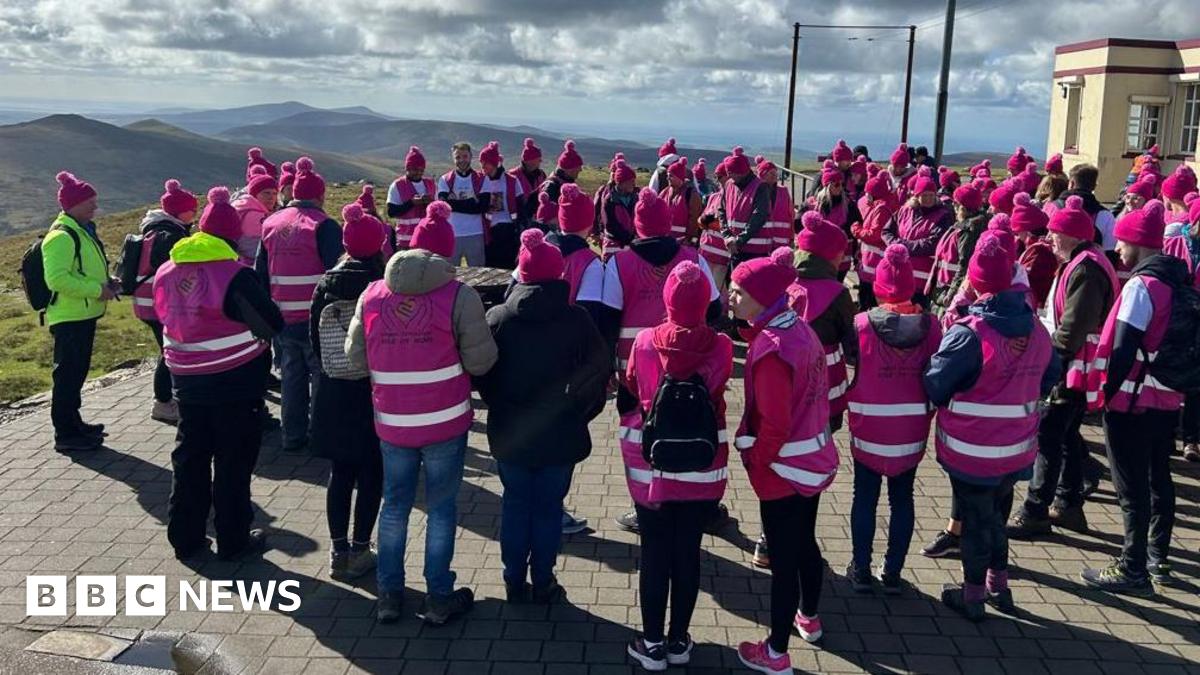 Manx families join peaks challenge in memory of organ donors - BBC News