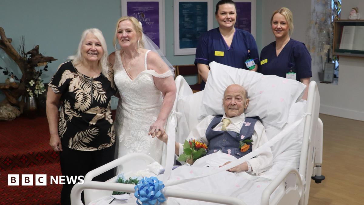 Dying man has special wedding service in North Tees hospital - BBC News